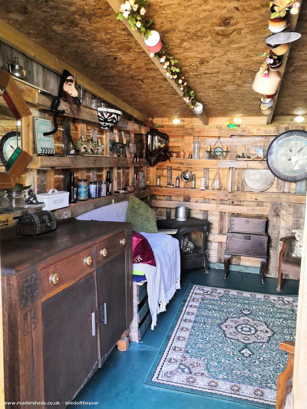 Budget Pallet Hobbit House, Budget, Kent owned by Sheddie Julie Twydell ...