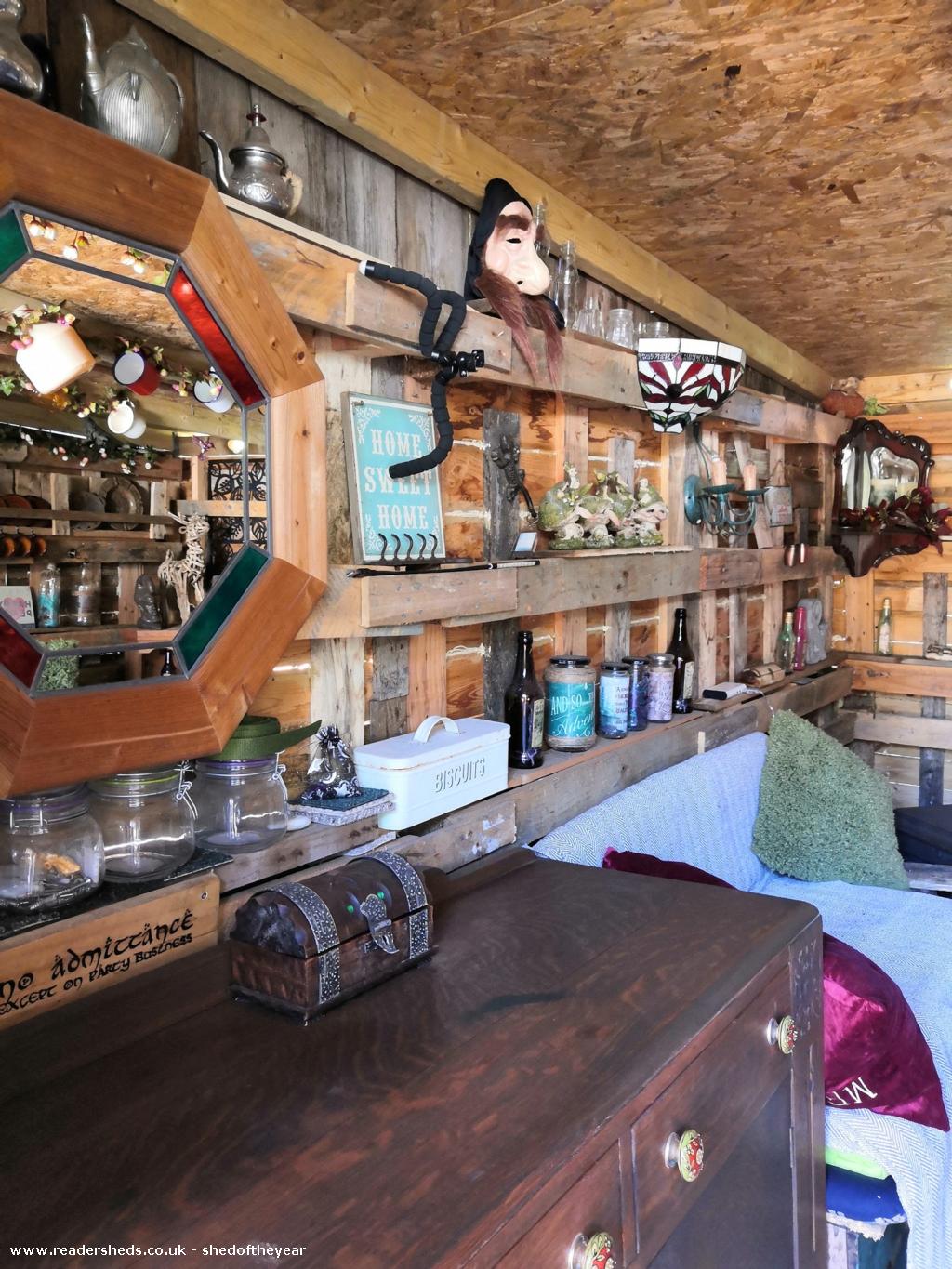 Budget Pallet Hobbit House, Budget, Kent owned by Sheddie Julie Twydell ...