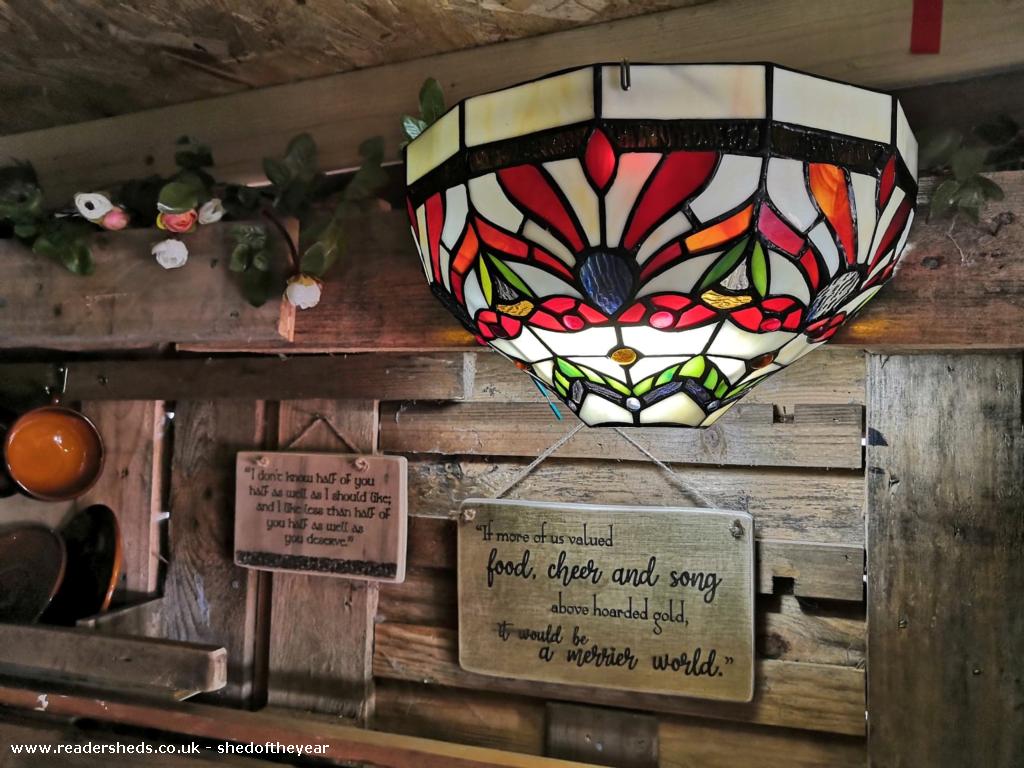 Budget Pallet Hobbit House, Budget, Kent owned by Sheddie Julie Twydell ...